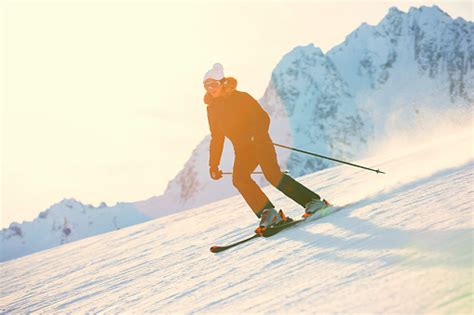 여자대표 인공눈 스키어 스키타기 On 화창한 스키복 리조트 깎아서 만듬에 대한 스톡 사진 및 기타 이미지 깎아서 만듬 스키타기 겨울 Istock