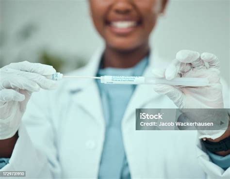 백신 연구 과학 및 Dna 검사를 위해 의사의 손이 있는 의료 Pcr 및 면화 약국 의학 및 건강 관리 바이러스 병리학 검사 및 진단을 위해 사람과 면봉을 근접 촬영합니다