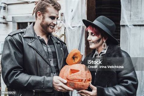 무서운 사랑 가족 커플 남자 여자는 호박 잭 오 랜턴으로 할로윈을 축하합니다 무서운 검은 두개골 하프 페이스 메이크업 마녀 의상 세련된 이미지 재킷 모자 공포 사진