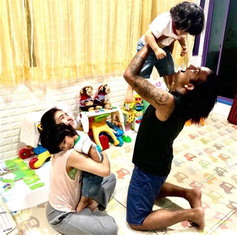 ချစ်ဇနီးလေးပေးခဲ့တဲ့ လက်ဆောင်ကြောင့် အရမ်းပျော်ရွှင်ခဲ့တဲ့ လင်းလင်း