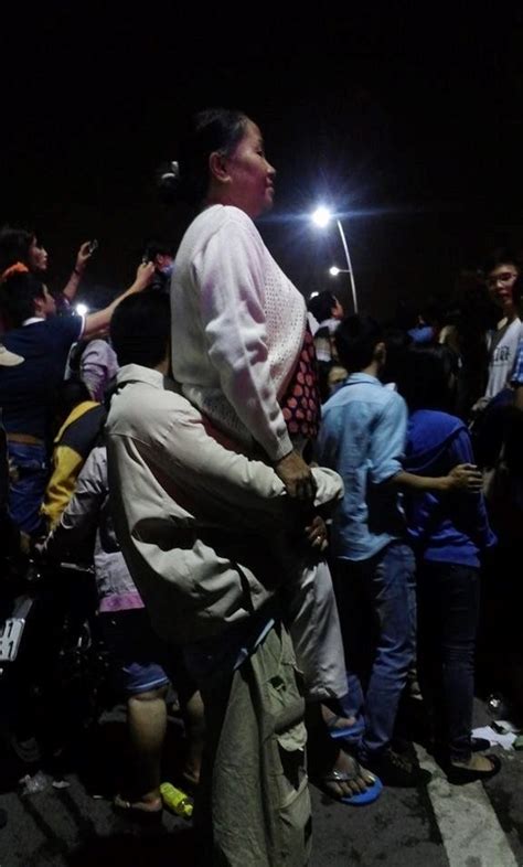 Bức ảnh con trai bế mẹ xem pháo hoa gây xúc động mạnh