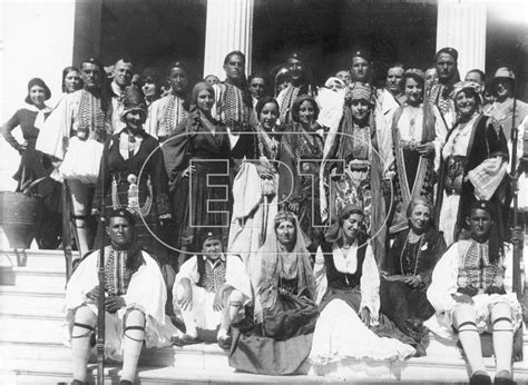 ΚΟΠΕΛΕΣ ΤΟΥ ΛΥΚΕΙΟΥ ΕΛΛΗΝΙΔΩΝ ΜΕ ΠΑΡΑΔΟΣΙΑΚΕΣ ΕΝΔΥΜΑΣΙΕΣ ΚΑΙ ΕΥΖΩΝΕΣ ΤΟΥΦΕΚΙΟΦΟΡΟΙ Archive Ert Gr