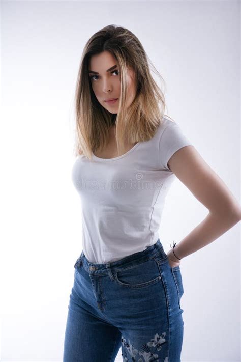 Schönes Braunes Behaartes Mädchen In Einem Weißen T Shirt Und Blue