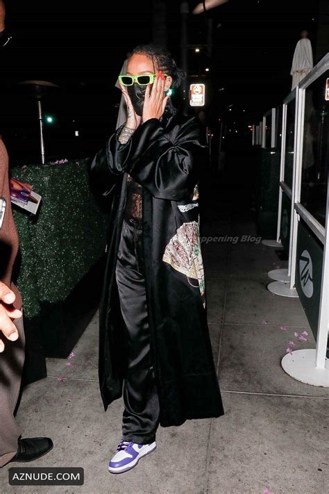 Rihanna Sexy Looks Fashionable While Grabbing Dinner At Wallys In