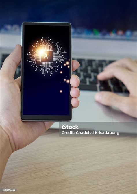 휴대 전화와 노트북 컴퓨터를 사용하는 남자 디지털 트랜스포메이션 변경 관리 사물 인터넷 새로운 기술 빅 데이터 및 비즈니스 프로세스 전략 Ai 기술 디지털 전환에 대한 스톡