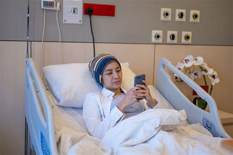 아시아 여성 암 환자가 스마트폰을 사용하고 치료를 받은 후 병원 침대에 누워 있다 치료를받는 암 환자 및 심리적 도움 개념 물리치료에 대한 스톡 사진 및 기타 이미지