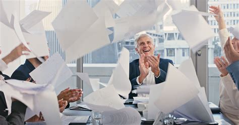 박수 문서 및 축하 비즈니스 사람들과 함께 그리고 회의 중에 사무실에서 날아 다니는 서류 작업 팀워크 성취 및 성공 리더 관리자 또는 Ceo가 팀과 함께 박수를 치는 것