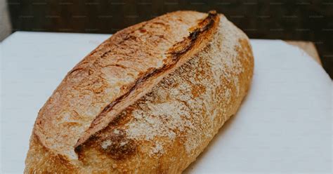 종이 위에 앉아 있는 빵 한 덩어리 사진 Unsplash의 음식 및 음료 이미지