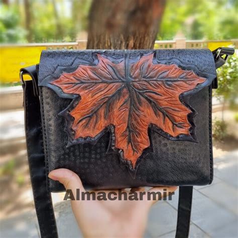 خرید و قیمت کیف زنانه حکاکی شده چرم، کیف دخترانه چرم، کیف حکاکی شده طرح برگ دست دوز و قلمزنی شده