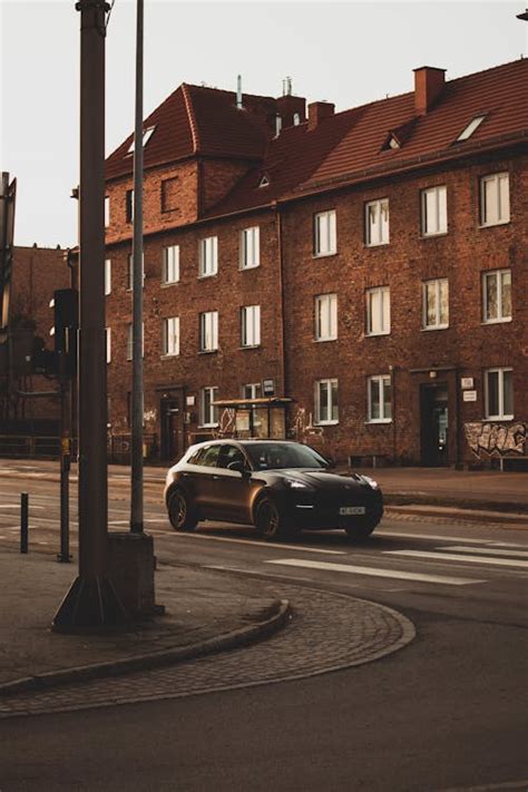 Suv 가벼운 교통 거리 거리 장면 건물 건축 검은 차 교차 교통 교통체계 낮 도로 도시 도시 경관 도시 계획 도시 생활 도시 풍경 도시 환경