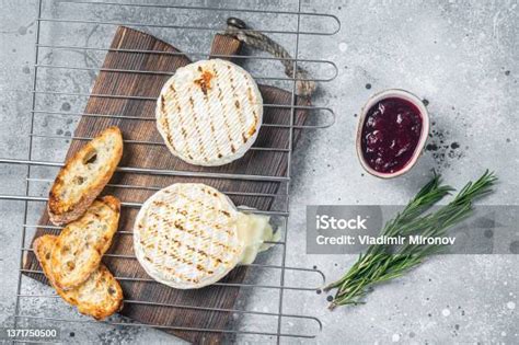 크랜베리 소스와 토스트를 곁들인 그릴에 구운 카망베르 치즈 회색 배경 위쪽 보기 바베큐그릴에 대한 스톡 사진 및 기타 이미지 바베큐그릴 브리 굽기 Istock