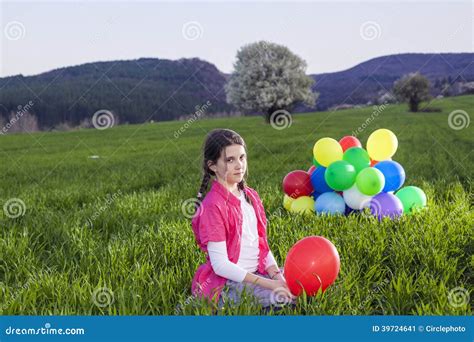 Девушка с воздушными шарами Стоковое Изображение изображение насчитывающей экологический