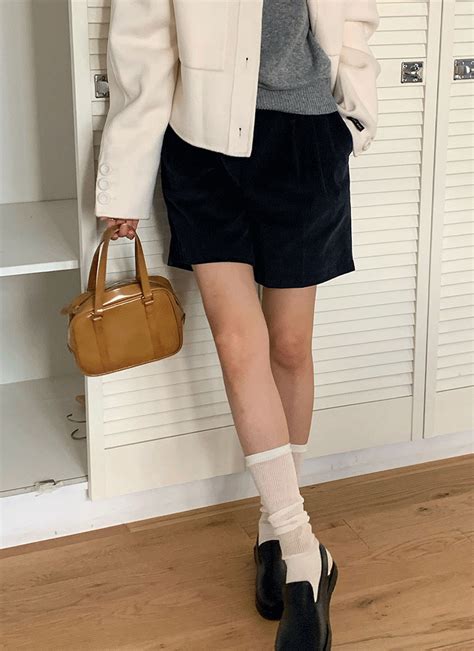 위드블룸 루피 밴딩 골덴 핀턱 반바지