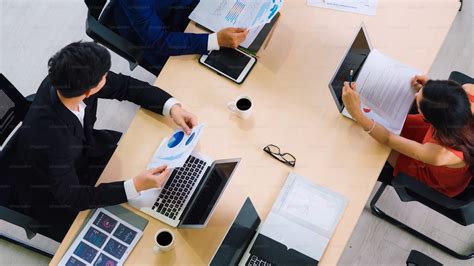 사무실의 상위 뷰에서 촬영한 비즈니스 사람들 그룹 회의 직업 사업가 사업가 및 사무실 노동자는 회의 테이블에 프로젝트 계획 문서를 가지고 팀 회의에서 일하고 있습니다