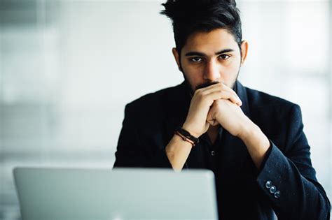 현대 사무실에 노트북에서 일 하는 안경에 인도 생각 남자 금융에 대한 스톡 사진 및 기타 이미지 금융 남자 남자 사업가 Istock