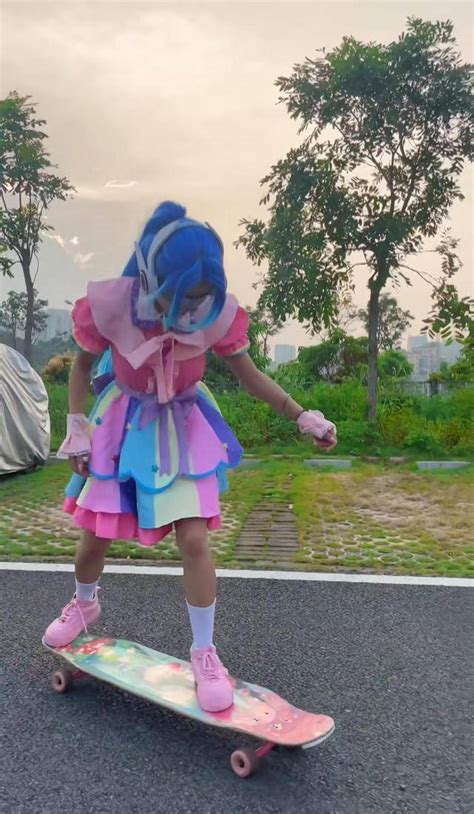 年轻女孩穿着奇葩，五颜六色大杂烩，“她是coser，这叫二次元” 萌次元