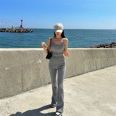 [벨벳 마룬 골지 Set] 벨벳 캡 크롭 나시 부츠컷팬츠 투피스 세트 매그넘 에이블리