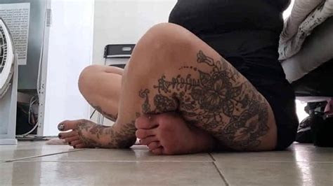Giantess Unawares Big Dirty Wrinkled Soles And Folded Legs Sitting Spycam Avi Lola Loves