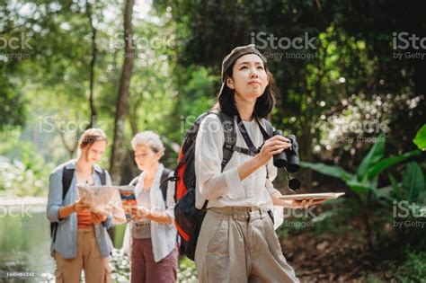 여자 가족 또는 친구 그룹 트레킹 여행 모험 라이프 스타일 자연 산악 하이킹 휴가 휴가 여행과 함께 휴가 메이커의 여행 행복한 여가 여름 14 15 살에 대한 스톡 사진 및