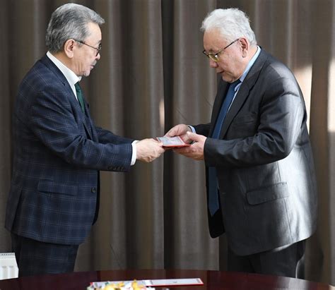 Шинжлэх ухааны докторын дипломоо гардан авлаа Монгол Улсын Шинжлэх Ухааны Академи