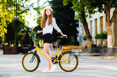 노란 자전거를 들고 모자를 쓴 소녀 십대가 여름 도시를 걷고 있습니다 12 13세에 대한 스톡 사진 및 기타 이미지 12 13세 가을 갈색 머리 Istock