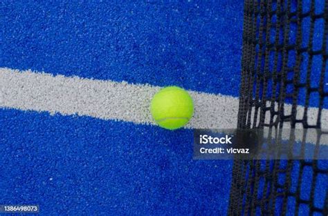 서비스 라인과 파란색 패들 테니스 코트의 그물 근처에 테니스 공을 패들 파란색에 대한 스톡 사진 및 기타 이미지 파란색 0명 Championship Istock