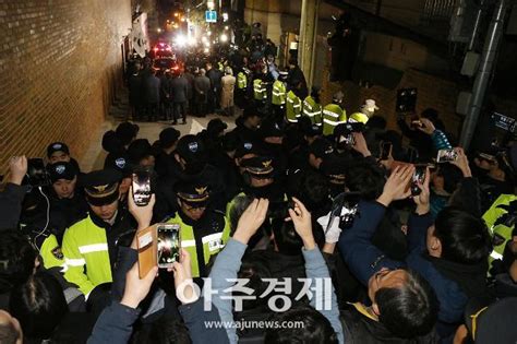 포토 이명박 떠나보내는 동네 주민들 아주경제