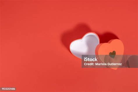 복사 공간이 있는 빨간색 배경에 세인트 발렌타인 데이 오픈 하트 상자의 평면 레이아웃 보기 0명에 대한 스톡 사진 및 기타 이미지 0명 개념 공휴일 Istock
