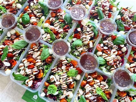 식탁곁들임 36일 수요일 각종야채에 바질과 방울토마토 생모짜렐라치즈를 얹고 발사믹크림소스를 뿌린