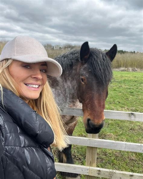 Strictlys Tess Daly Amazes In Ultra Flattering Skinny Jeans In Glowing