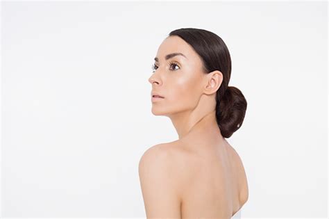 신선한 깨끗 한 피부와 아름 다운 젊은 여자의 초상화를 닫습니다 메이크업 화장품 및 미용 피부 관리입니다 스파 치료입니다 여성 건강입니다 20 29세에 대한 스톡 사진 및