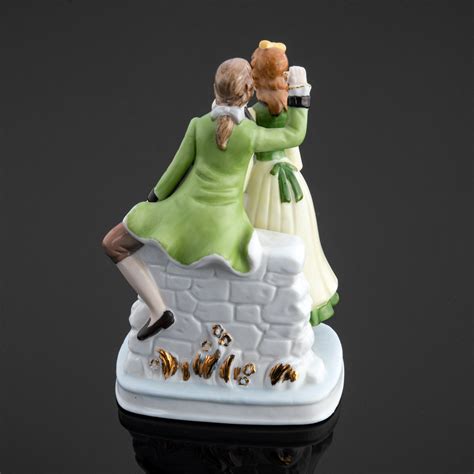 Статуэтка Галантная сцена фарфор роспись золочение Cdc Rococo Collection Шри Ланка 2010