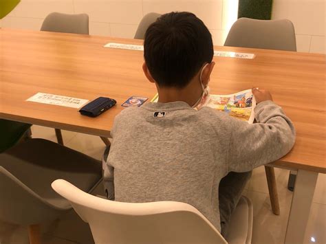 브레인러닝 두뇌학습연구소 쌀쌀해진 날씨에도 훈련 전에 미리와서 책 읽는 친구 멋져요 👍🏻 부쩍 추워진 날씨 감기 조심하세요 ~ 뇌움교육 두뇌영재센터 브레인