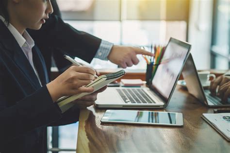 랩톱 및 재무 계획 개념에서 프로젝트를 논의 하는 비즈니스 사람들 가리키기에 대한 스톡 사진 및 기타 이미지 가리키기 경영자 계획 Istock