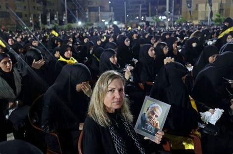 عکس زنی بدون حجاب با تصویری ویژه در مراسم عزاداری محرم خبرآنلاین