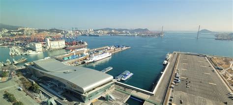 멈춤 Pause에 대하여 2편 하지만 내게는 지켜야 할 수많은 짐들이 있었다 수백 개 컨테이너의 무게와도 비할 수 없을 만큼 무겁고 중요한 짐이 방향을 잡아야 했다