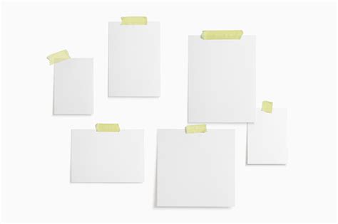 빈 사진 카드 노란색 접착 테이프로 붙어 쉽게 편집 할 수 흰색에 격리 폴라로이드 프레임 무드 보드 템플릿 구성 0명에 대한