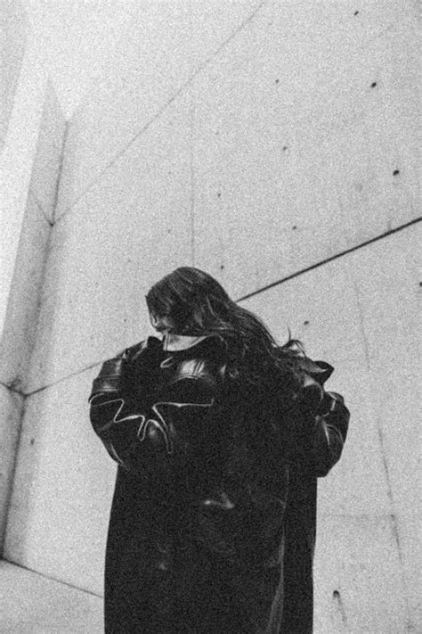 기하학적 콘크리트에 대한 흑백 초상화 · 무료 스톡 사진