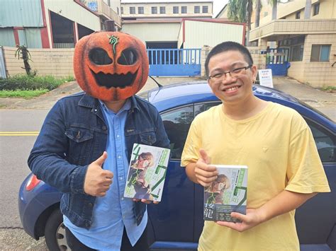 不知道為什麼之前一直沒想到要PO跟南瓜社長的合照 那天南瓜社長開車從嘉義北上到台中時就來到我公司將 scifasaurus 最新出版的