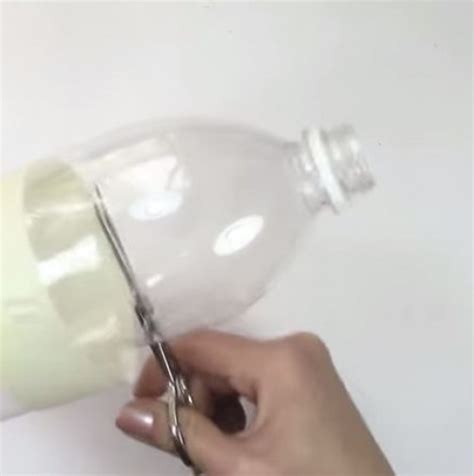 Тя сряза пластмасова бутилка взе ютия и няколко разноцветни лака и това което направи ще ви