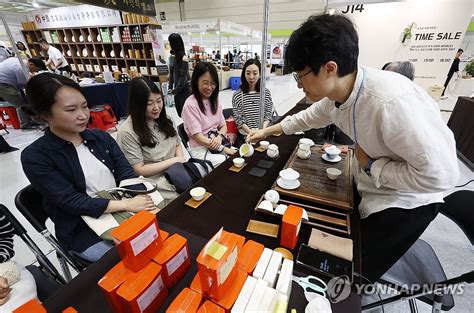 함께 마시는 차 연합뉴스