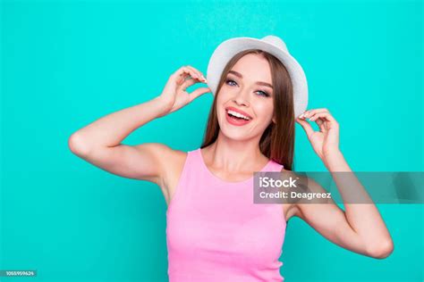 매력적인 화려한 젊은 여자 착용 Sunhat 만지고 웃 고 제스처 모자 밝은 생생한 파란 청록색 청록색 배경 위에 절연 곧은에 대한 스톡 사진 및 기타 이미지 Istock