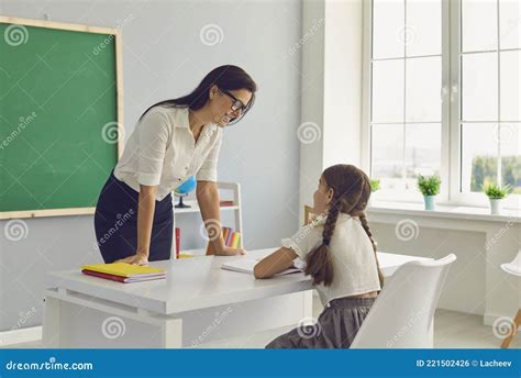 Profesora Y Alumna De Primaria De Sexo Femenino Que Habla En El Aula