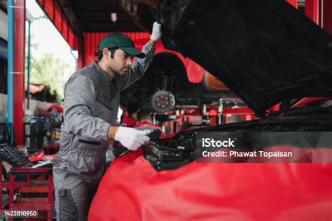 자동차 손상 깨진 부품 상태를 확인하는 자동차 정비사 차고 자동차에서 차량 진단 및 수리 자동차 관리 점검 및 고정 및 서비스 보험의 개념 30 34세에 대한 스톡 사진 및