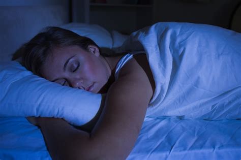 Femme Blonde Qui Dort La Nuit Photo Premium