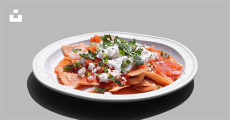 얇게 썬 당근과 녹색 잎 야채를 흰색 세라믹 그릇에 담았습니다 사진 Unsplash의 무료 음식 이미지