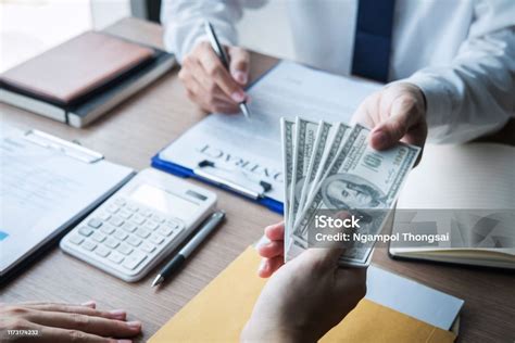 사업 불법 자금에 부정 한 부정 행위 사업가 투자 계약 뇌물 및 부패 개념의 계약을 수락하는 기업인에 뇌물을 주는 계약서에 대한 스톡 사진 및 기타 이미지 Istock