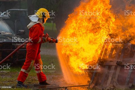 소방을 위해 호스에서 소화기와 물을 사용하는 용감한 소방관 화재에 고압의 물을 뿌리는 소방관 위험한 화염으로 소방관 훈련 공간 이미지 복사 구조에 대한 스톡 사진 및 기타