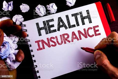 건강 보험을 보여주는 글을 참고 비즈니스 사진 보여주는 건강 보험 정보 보험 의료 공급자 마커 나무 배경 종이 공 들고 메모장에 사람에 의해 작성 된 건강관리와 의술에 대한