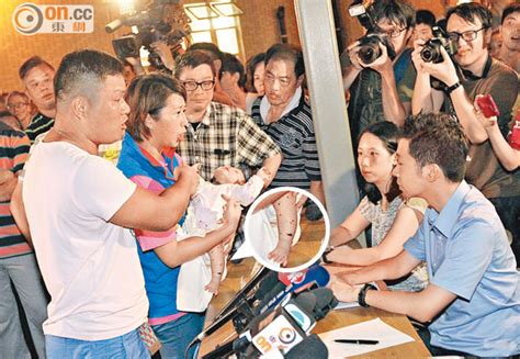 女嬰身現黑斑 居民質問官員 東方日報